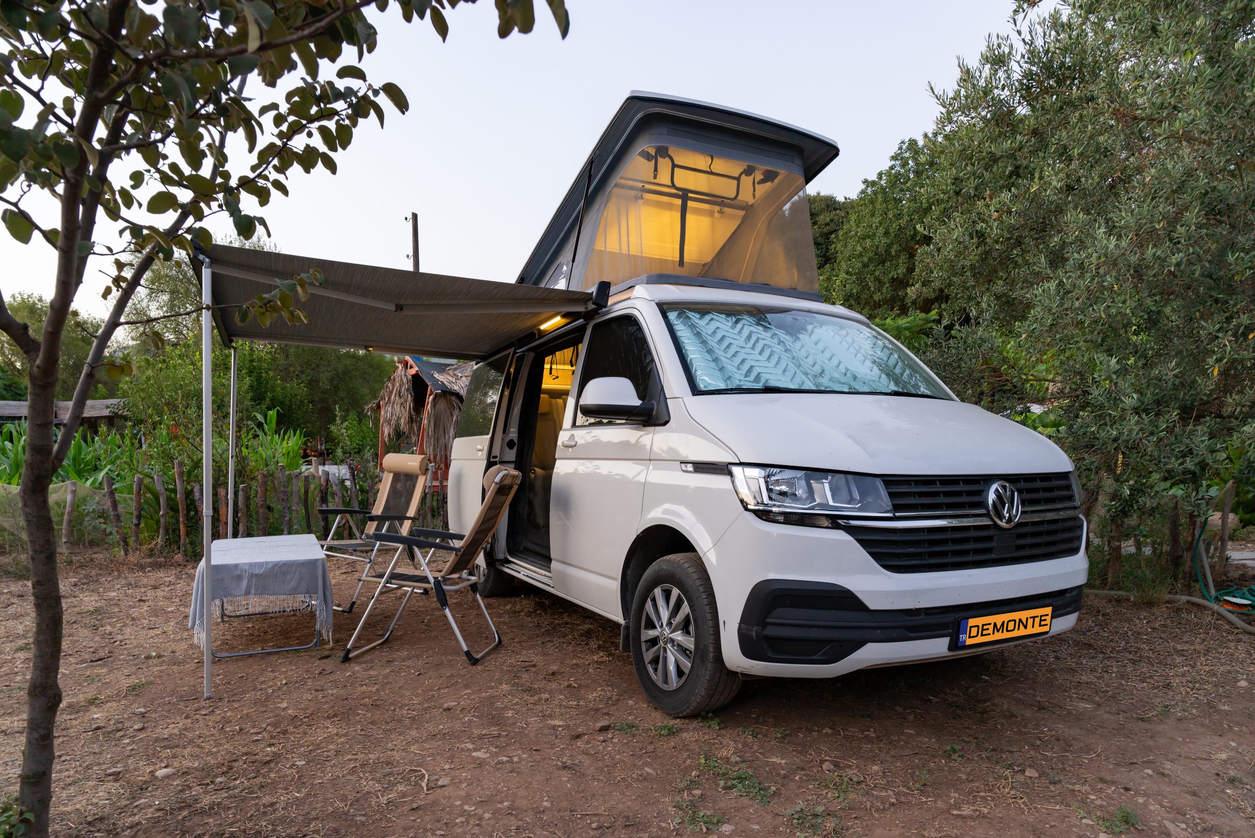 Metropol Yaşamında Otoparklara Girebilen VW Transporter Karavan ...